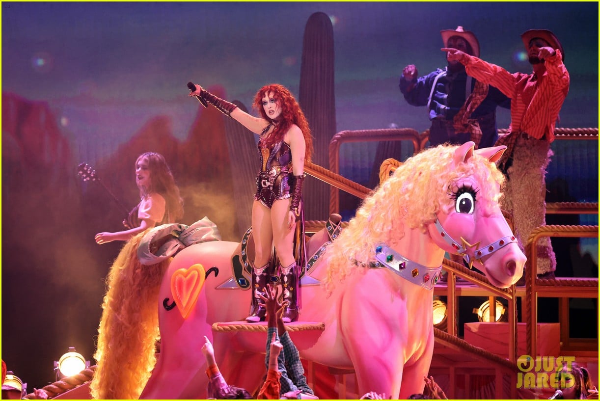 Chappell Roan Gives Incredible 'Pink Pony Club' Performance at Grammys ...