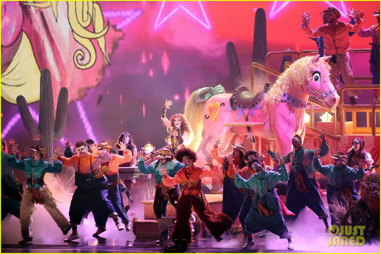 Chappell Roan Gives Incredible 'Pink Pony Club' Performance at Grammys ...