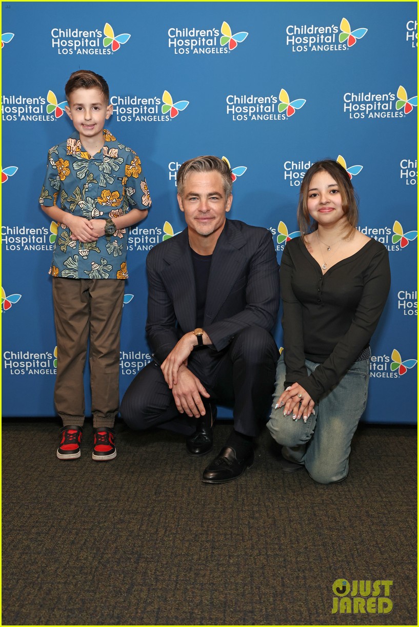 Chris Pine's Dad Robert Joins Him at Children's Hospital Los Angeles ...