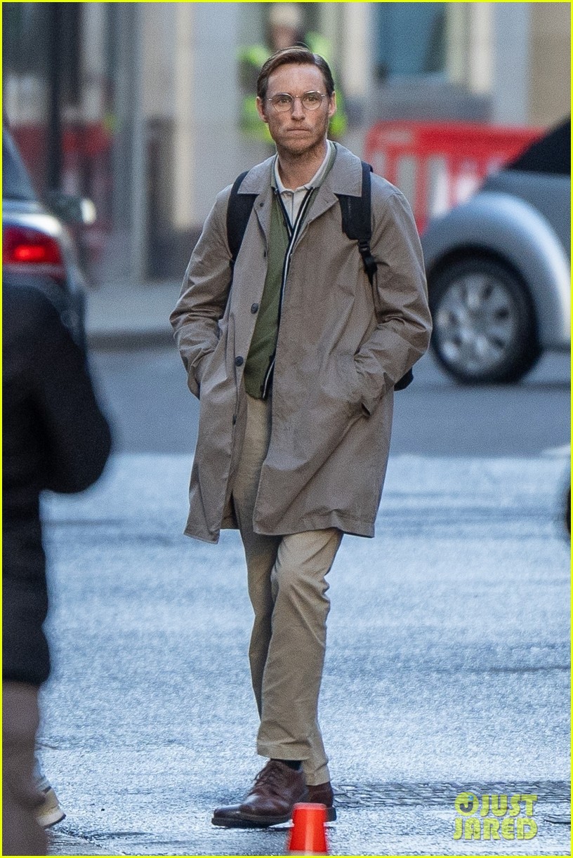 Eddie Redmayne Sports Scruffy Look on Set of 'Panic Carefully' in London: Photo 5130008 | Eddie ...