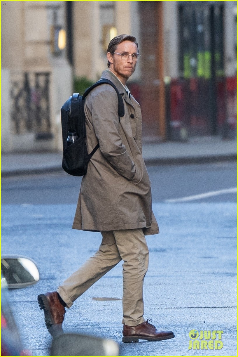Eddie Redmayne Sports Scruffy Look on Set of 'Panic Carefully' in London: Photo 5130014 | Eddie ...