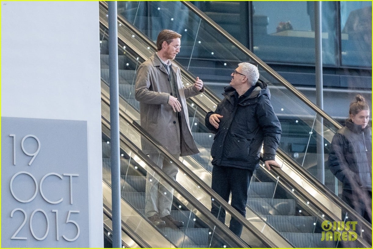 Eddie Redmayne Sports Scruffy Look on Set of 'Panic Carefully' in London: Photo 5130019 | Eddie ...