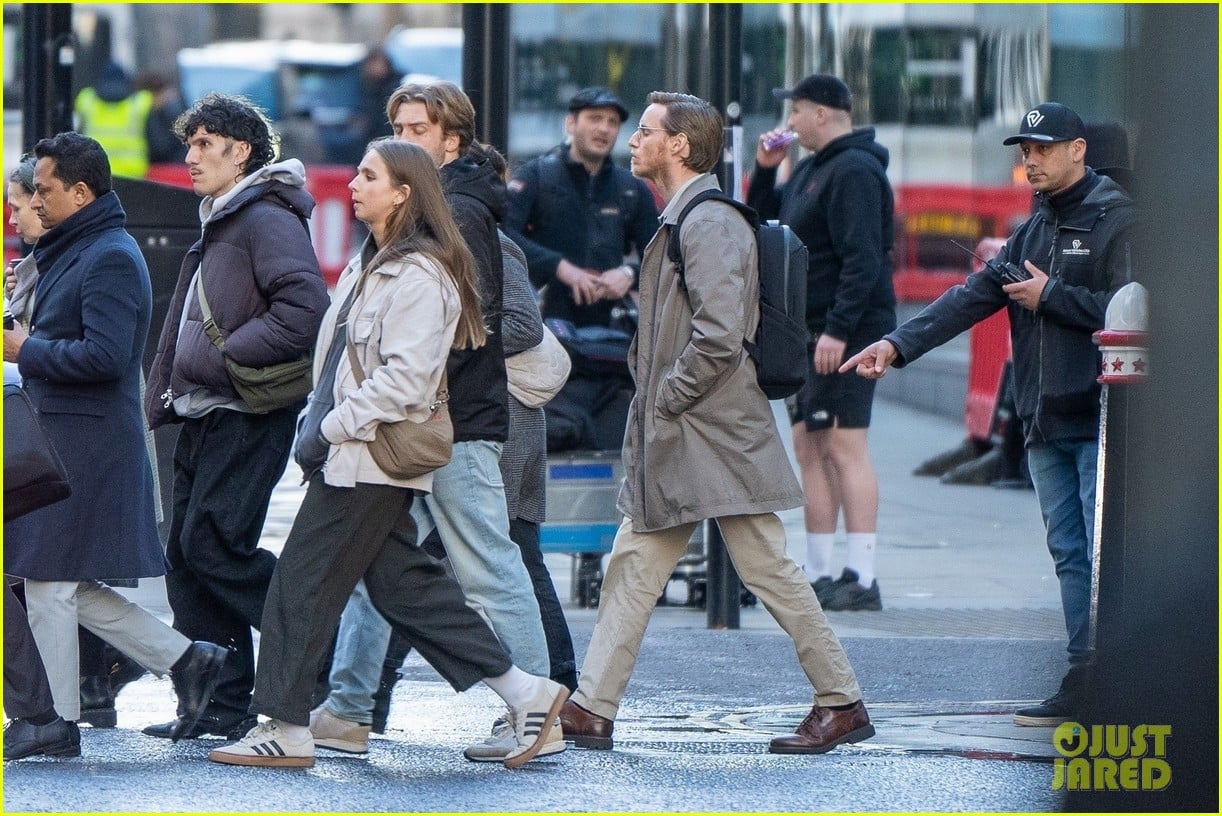 Eddie Redmayne Sports Scruffy Look on Set of 'Panic Carefully' in London: Photo 5130020 | Eddie ...