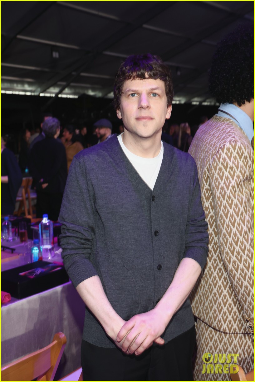 Jesse Eisenberg Pays Tribute to Emma Stone During Independent Spirit ...