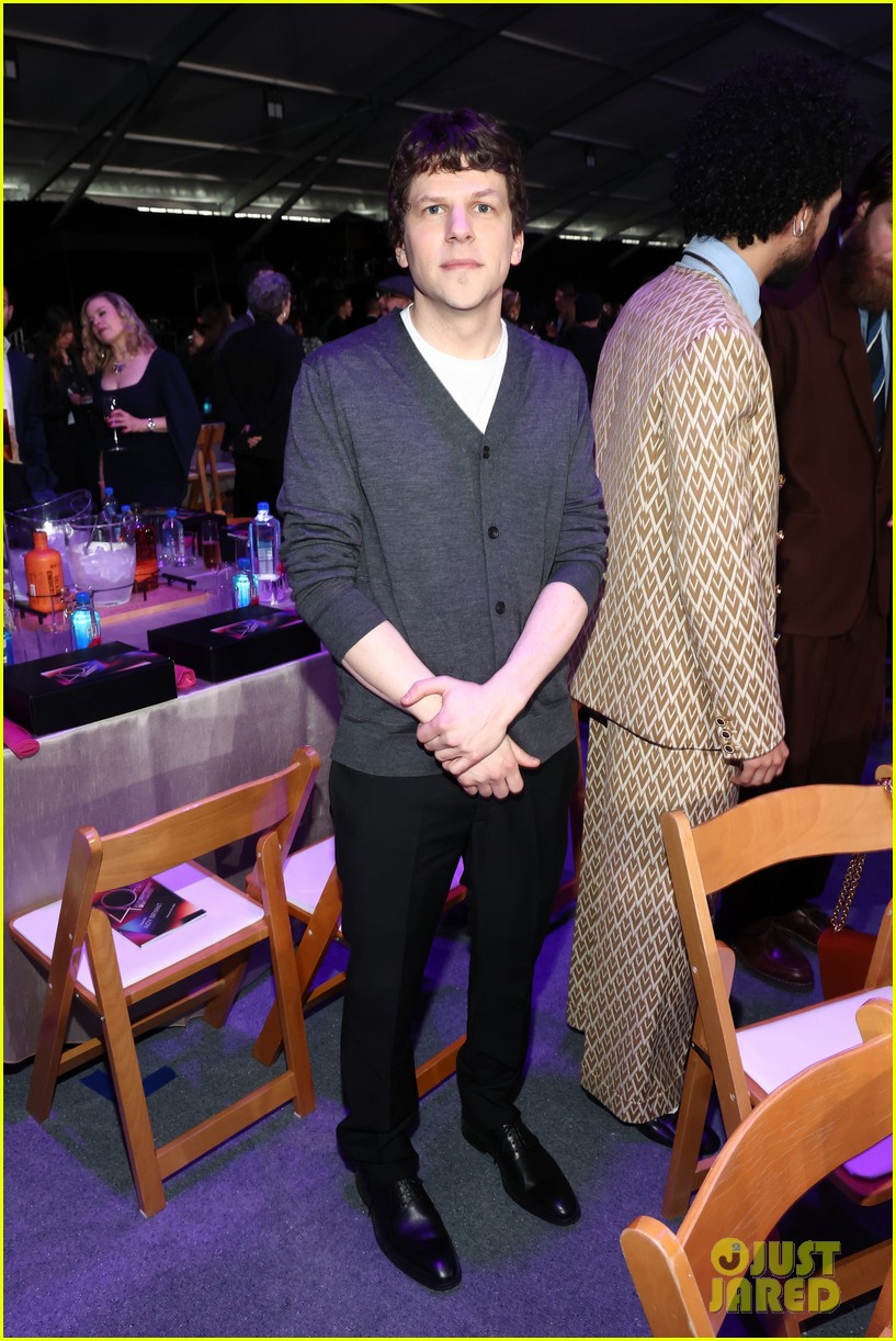 Jesse Eisenberg Pays Tribute to Emma Stone During Independent Spirit ...