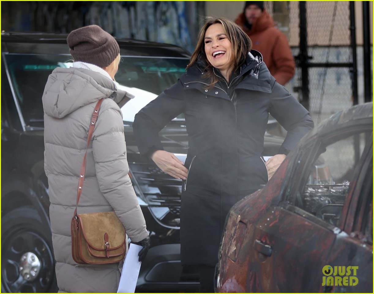 Kelli Giddish Returns to 'Law & Order: SVU' Set, Films Scenes with Mariska Hargitay: Photo ...