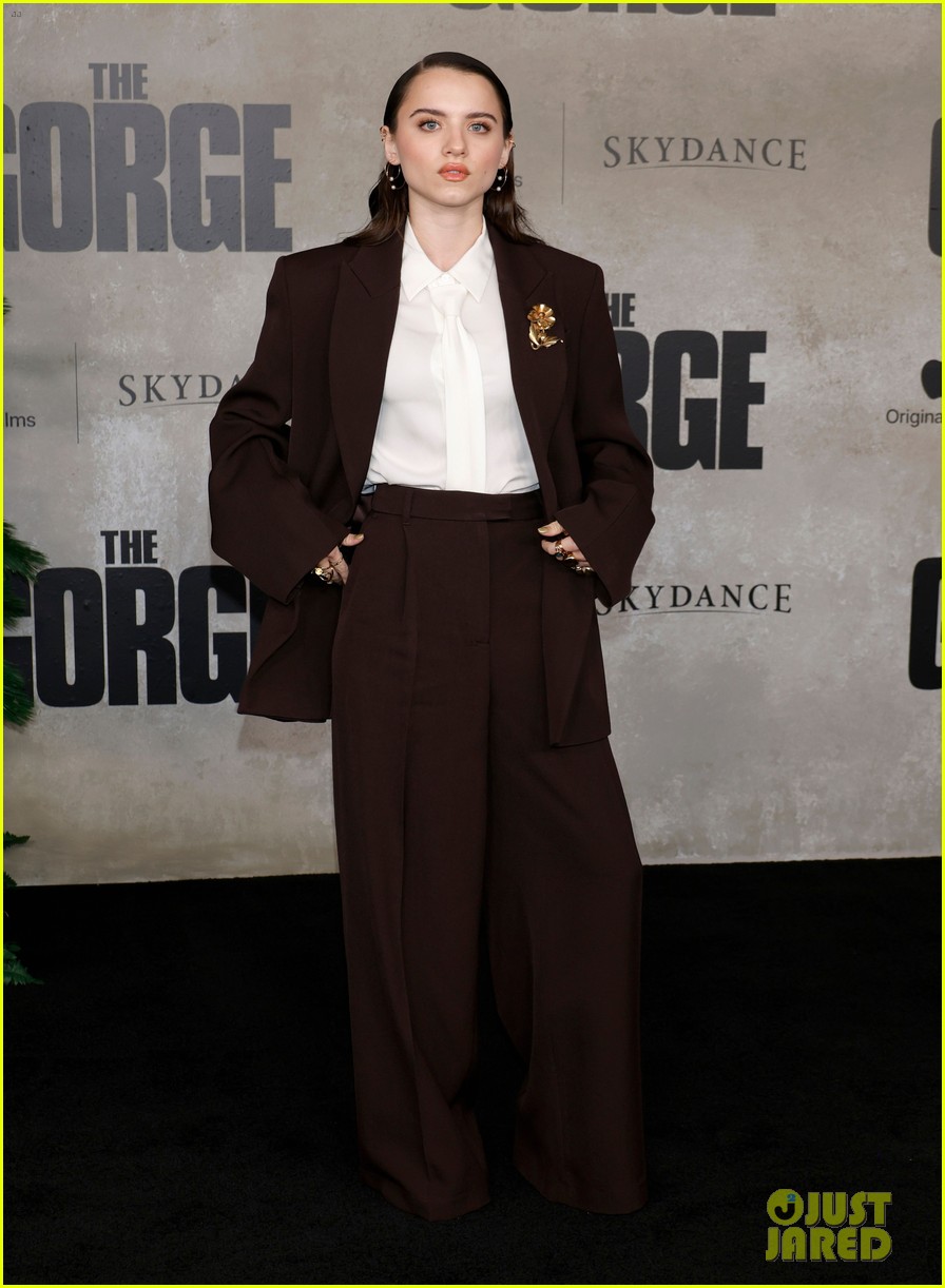 Anya Taylor Joy Strikes a Pose at 'The Gorge' Premiere With Costar Miles Teller & His Wife ...