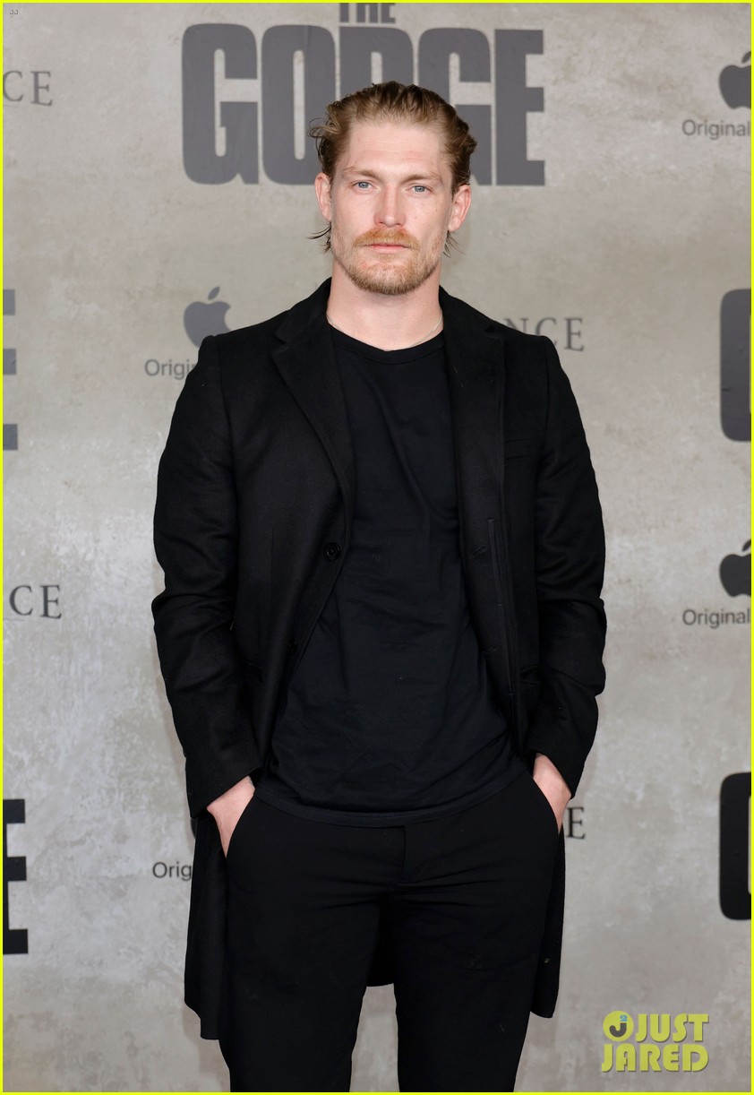 Anya Taylor Joy Strikes a Pose at 'The Gorge' Premiere With Costar Miles Teller & His Wife ...