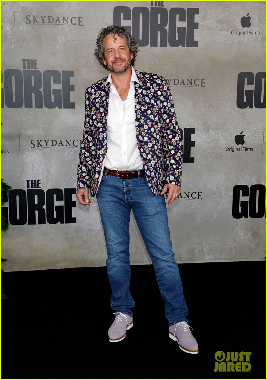 Anya Taylor Joy Strikes a Pose at 'The Gorge' Premiere With Costar Miles Teller & His Wife ...