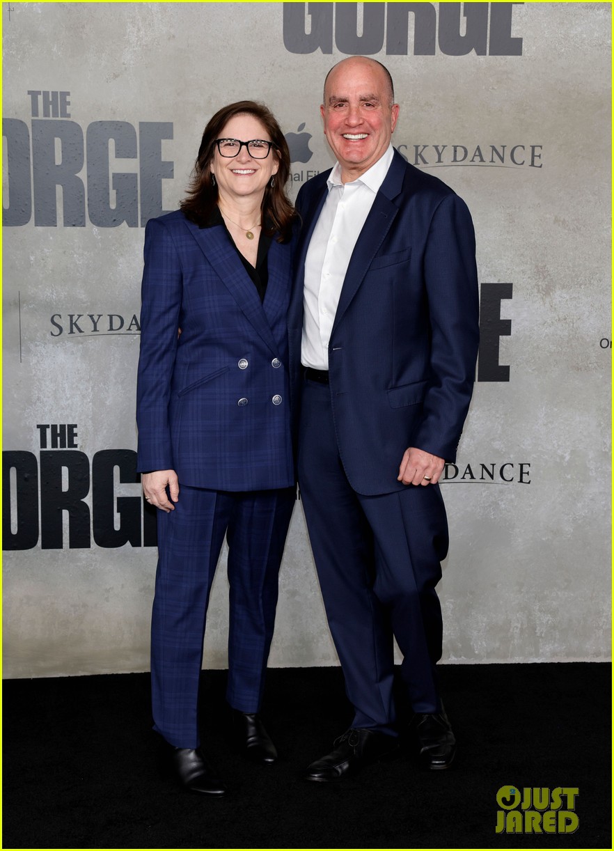 Anya Taylor Joy Strikes a Pose at 'The Gorge' Premiere With Costar Miles Teller & His Wife ...