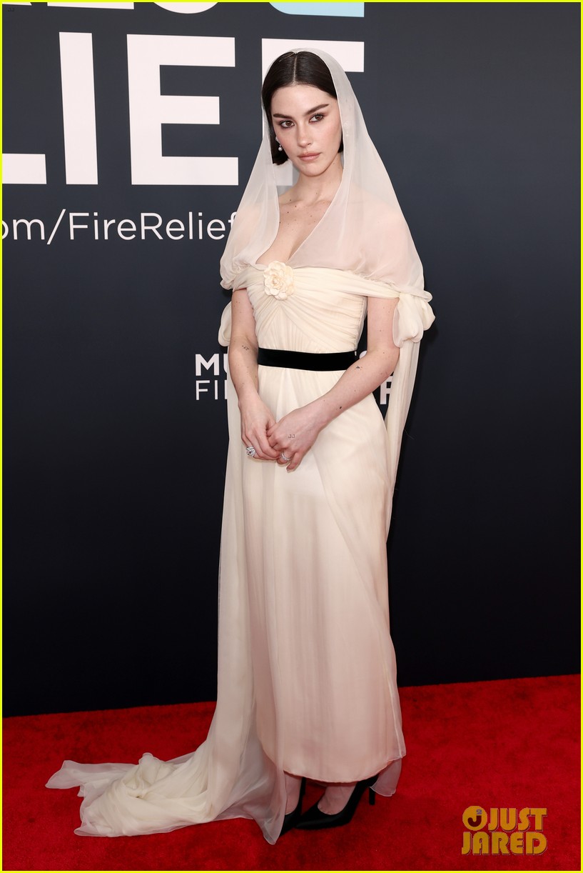 Gracie Abrams Looks Like a Chanel Goddess at Grammys 2025: Photo 5120079 | Grammys Photos | Just ...