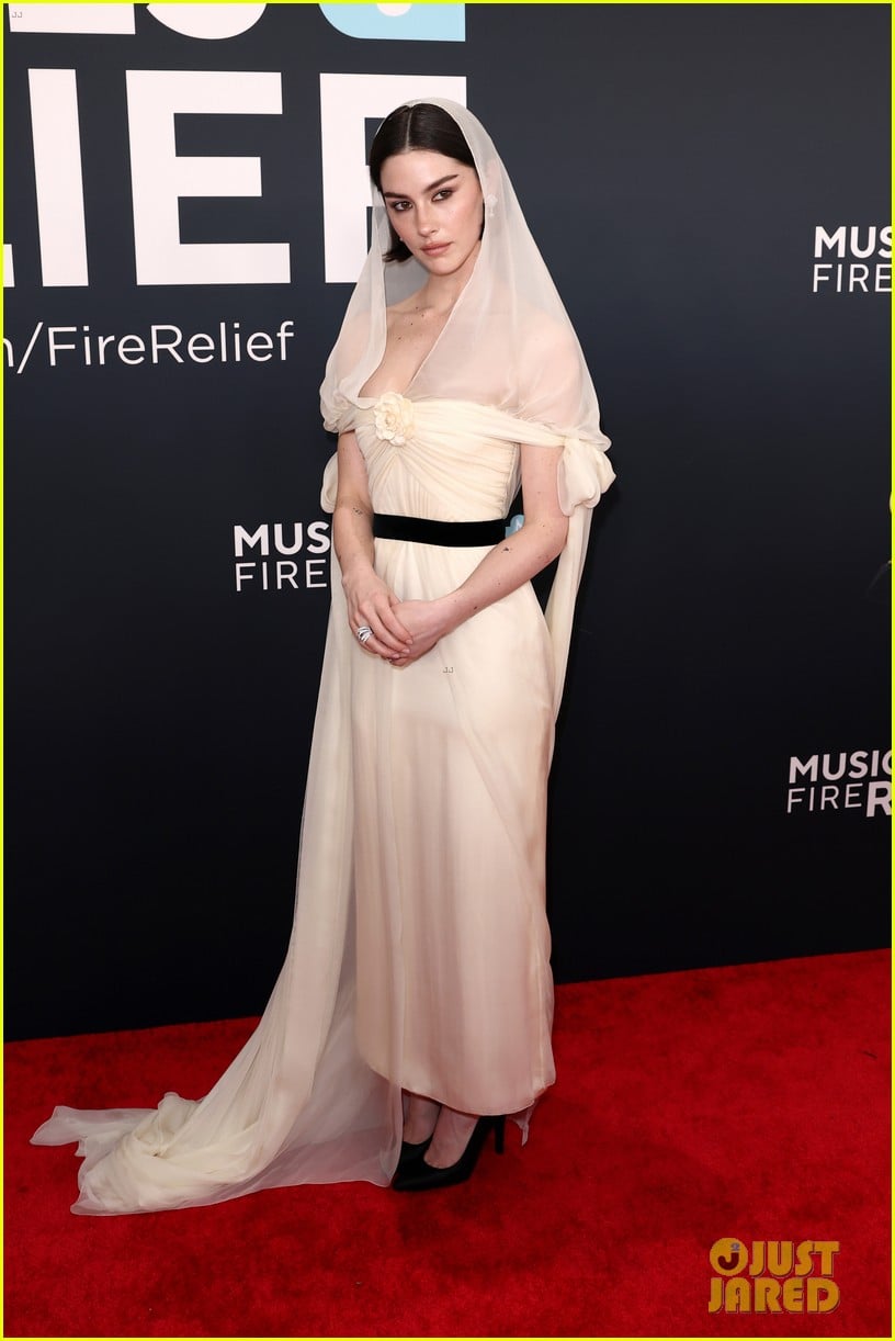 Gracie Abrams Looks Like a Chanel Goddess at Grammys 2025: Photo 5120081 | Grammys Photos | Just ...