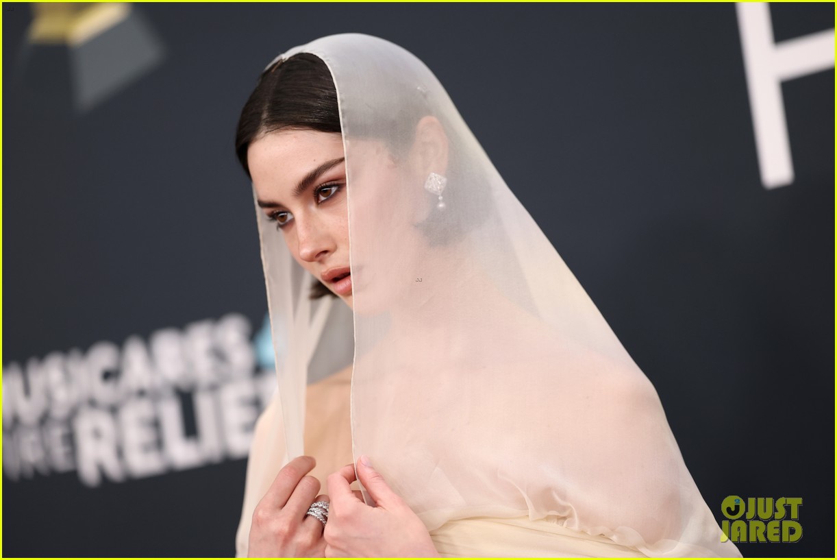 Gracie Abrams Looks Like a Chanel Goddess at Grammys 2025: Photo 5120082 | Grammys Photos | Just ...