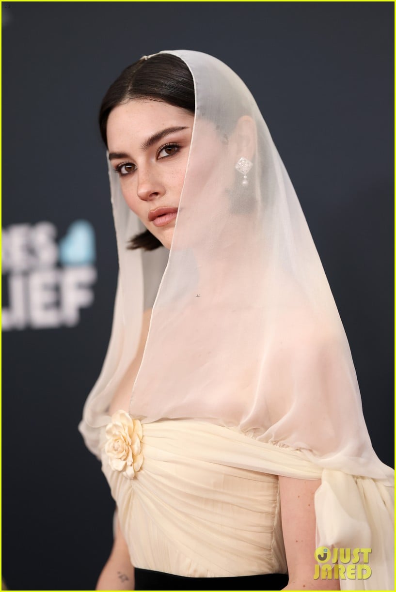 Gracie Abrams Looks Like a Chanel Goddess at Grammys 2025: Photo 5120083 | Grammys Photos | Just ...