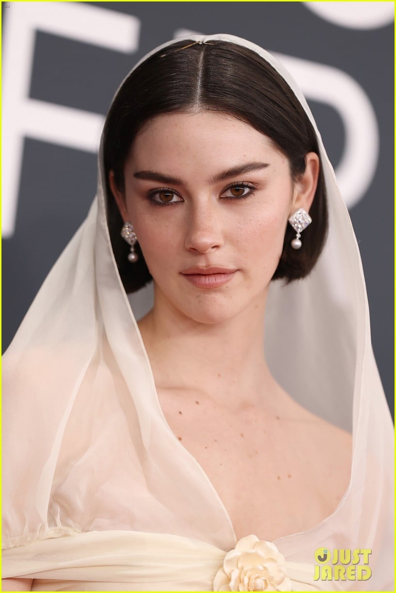 Gracie Abrams Looks Like a Chanel Goddess at Grammys 2025: Photo 5120085 | Grammys Photos | Just ...