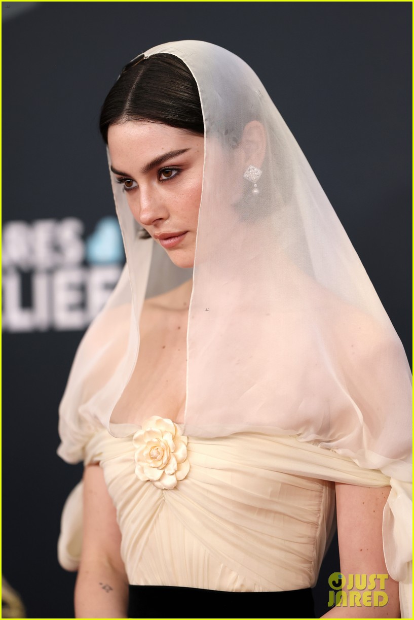 Gracie Abrams Looks Like a Chanel Goddess at Grammys 2025: Photo 5120086 | Grammys Photos | Just ...