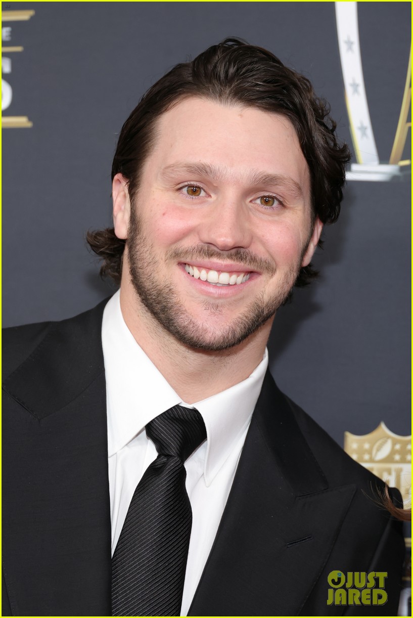 Hailee Steinfeld & Fiance Josh Allen Make Red Carpet Debut at NFL Honors 2025 Ahead of Super ...