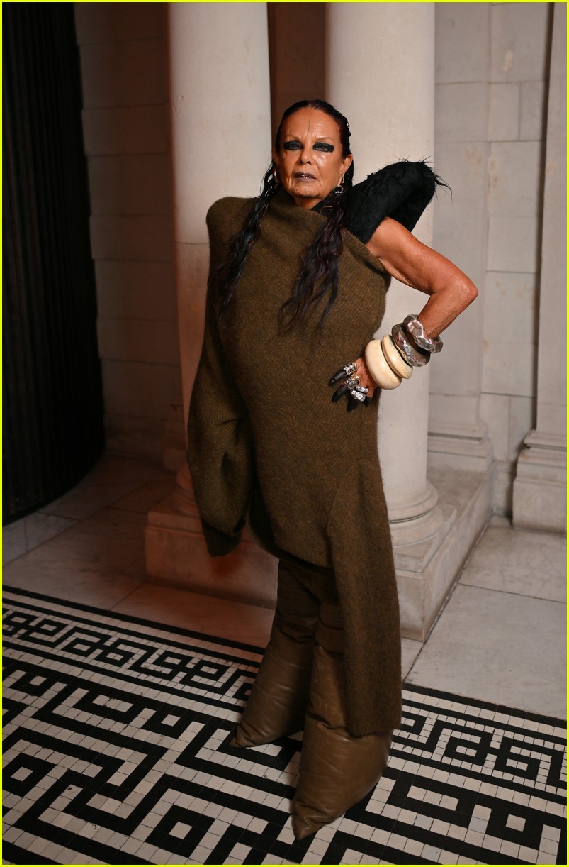 Photo: florence pugh harris reed show 076 | Photo 5128007 | Just Jared ...