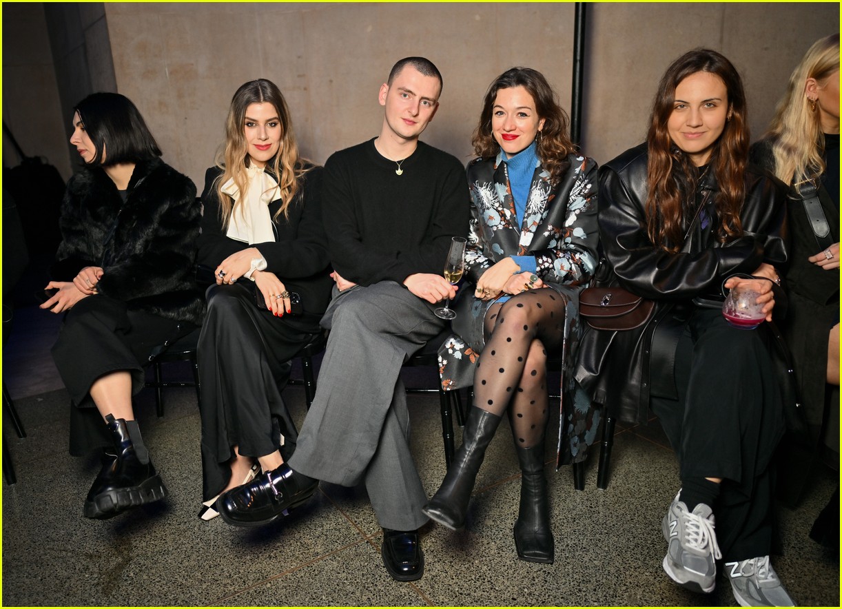 Photo: florence pugh harris reed show 079 | Photo 5128010 | Just Jared ...