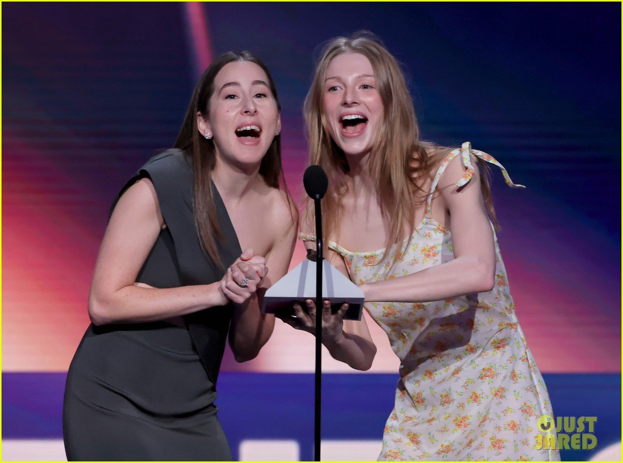 Hunter Schafer Presents Spirit Award to Fellow Trans Actress Nava Mau ...