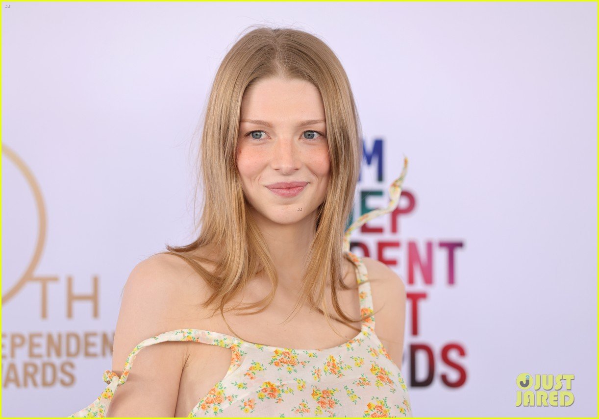 Hunter Schafer Presents Spirit Award to Fellow Trans Actress Nava Mau ...
