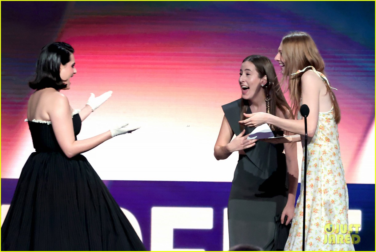 Hunter Schafer Presents Spirit Award to Fellow Trans Actress Nava Mau ...