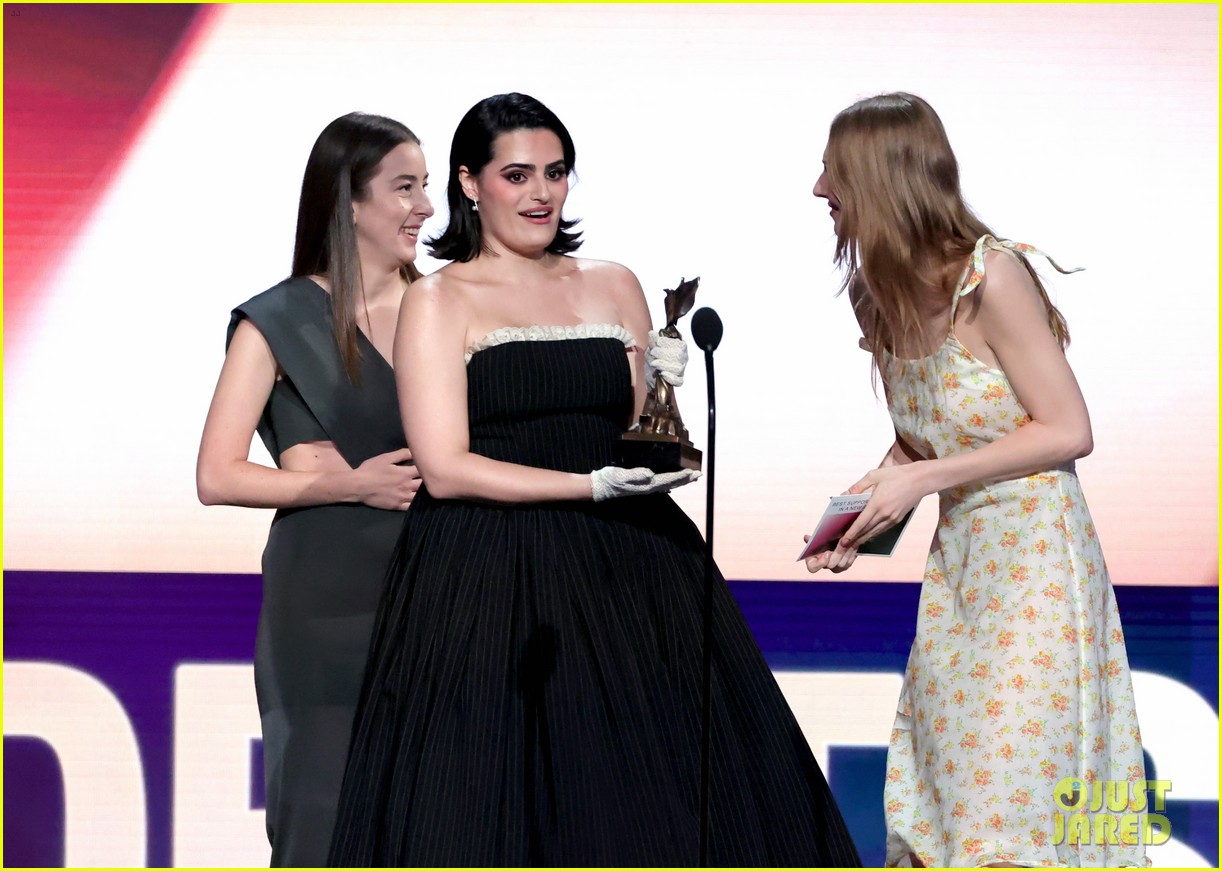 Hunter Schafer Presents Spirit Award to Fellow Trans Actress Nava Mau ...