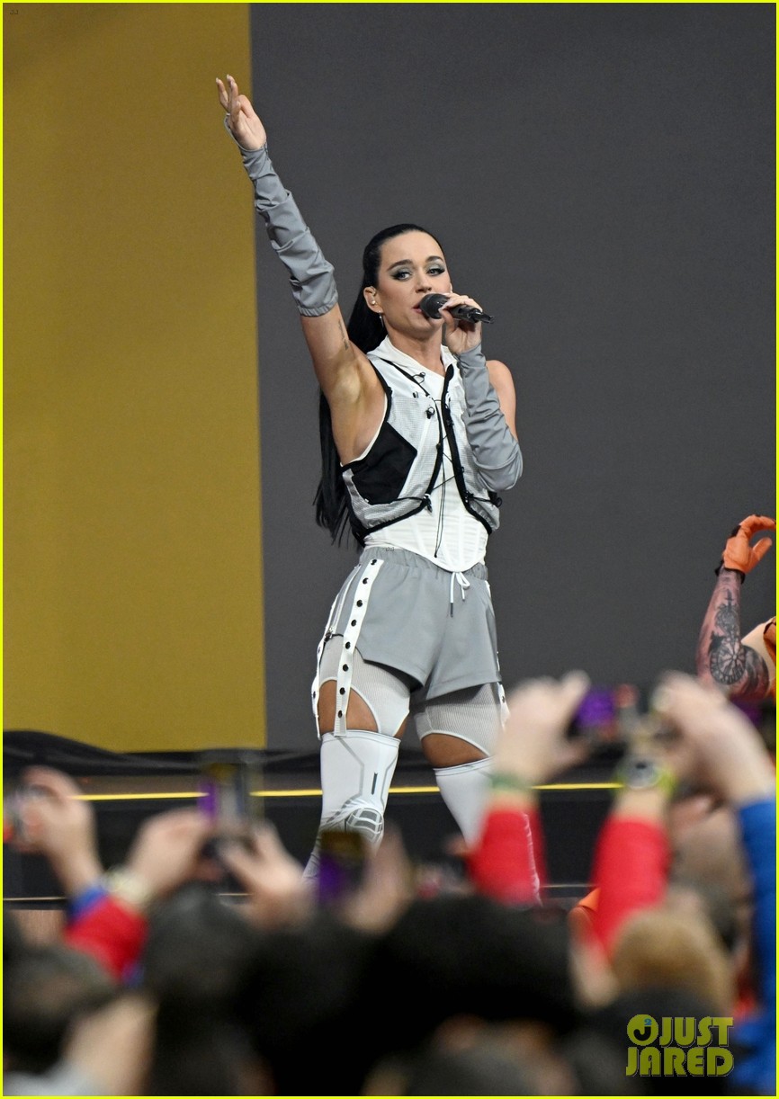 Prince Harry & Meghan Markle Watch Performances From Katy Perry & More ...