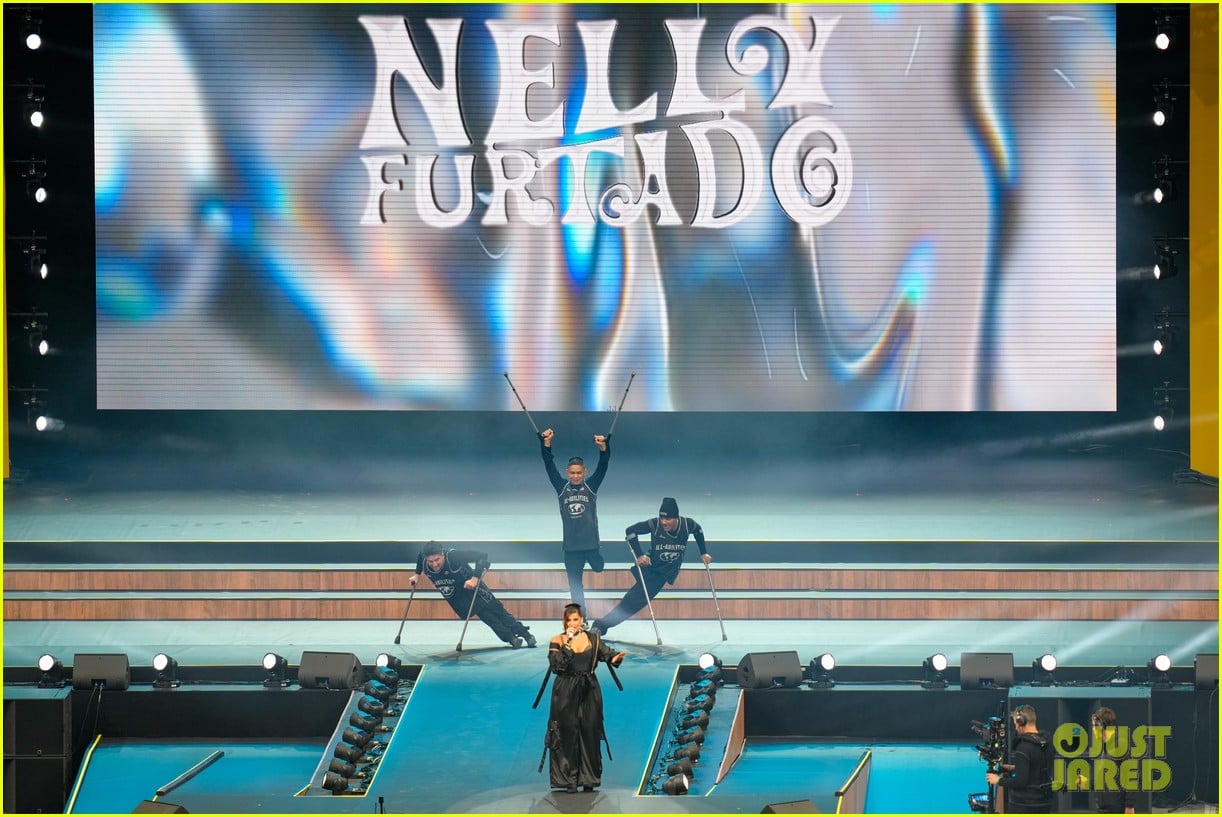 Prince Harry & Meghan Markle Watch Performances From Katy Perry & More ...