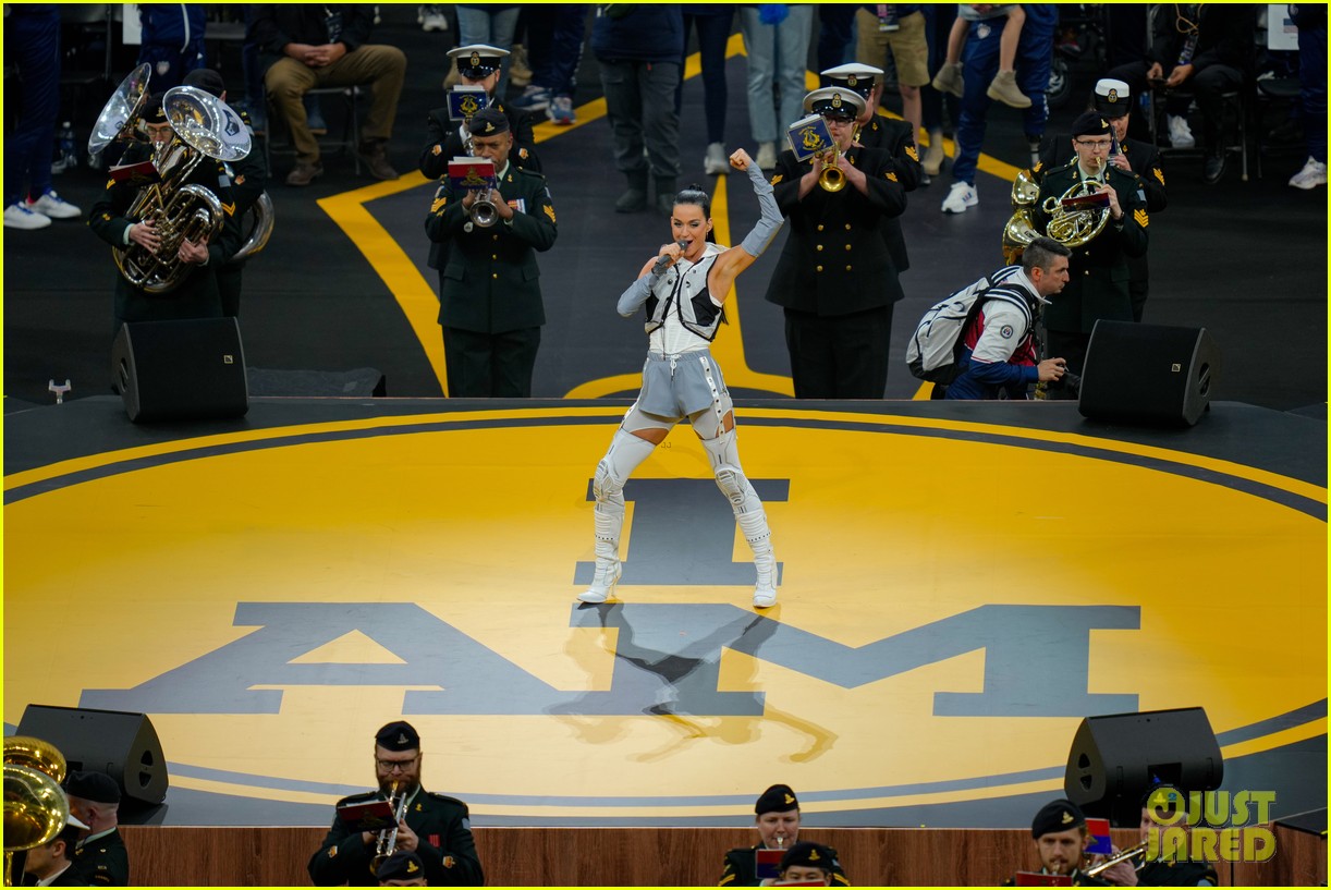 Prince Harry & Meghan Markle Watch Performances From Katy Perry & More ...