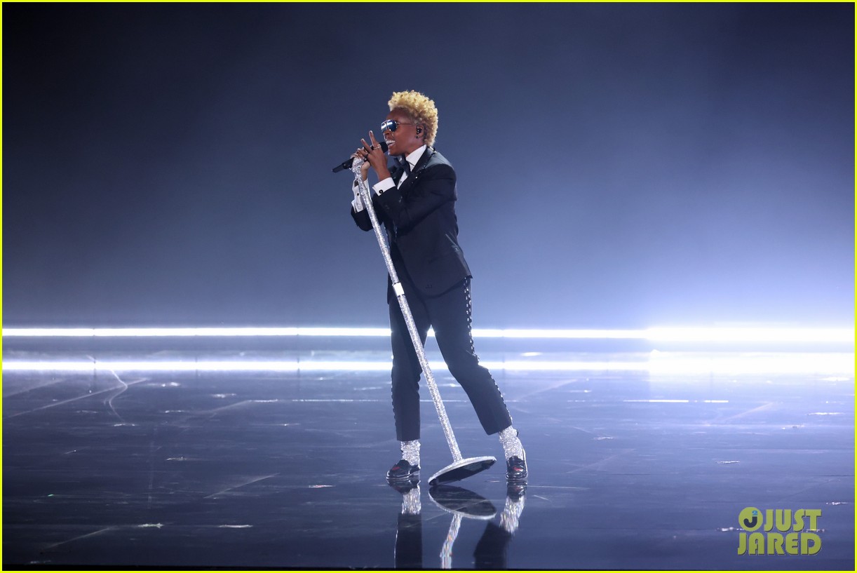 Janelle Monae Emulates Michael Jackson During Quincy Jones Tribute at ...