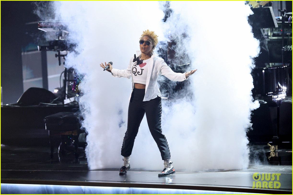 Janelle Monae Emulates Michael Jackson During Quincy Jones Tribute at ...