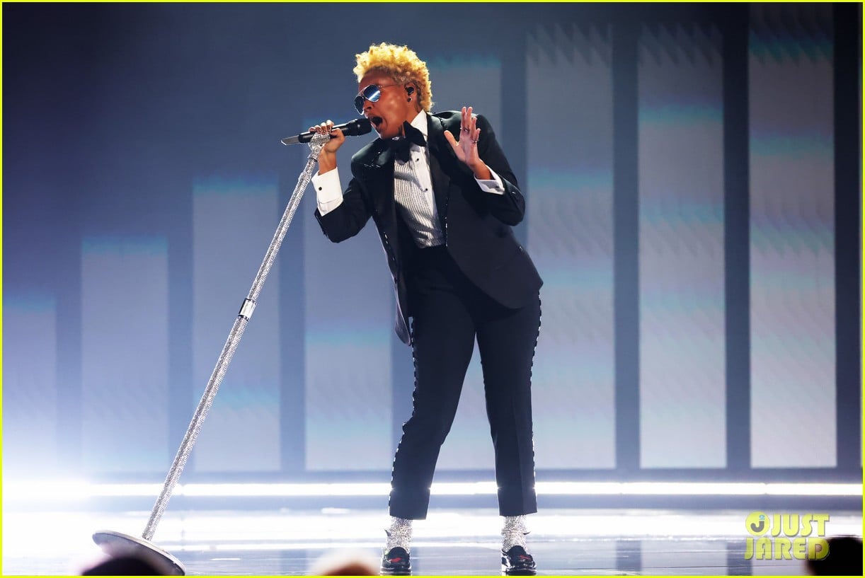 Janelle Monae Emulates Michael Jackson During Quincy Jones Tribute at ...