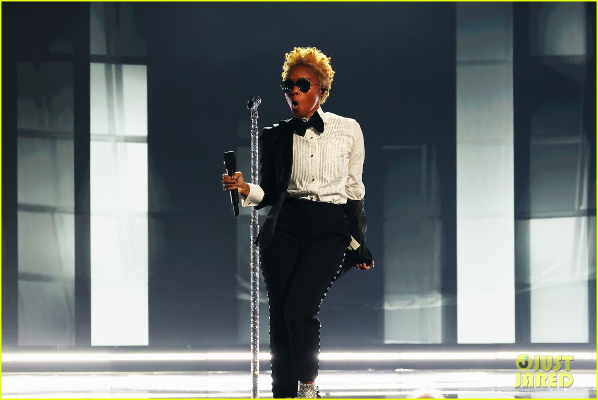 Janelle Monae Emulates Michael Jackson During Quincy Jones Tribute at ...