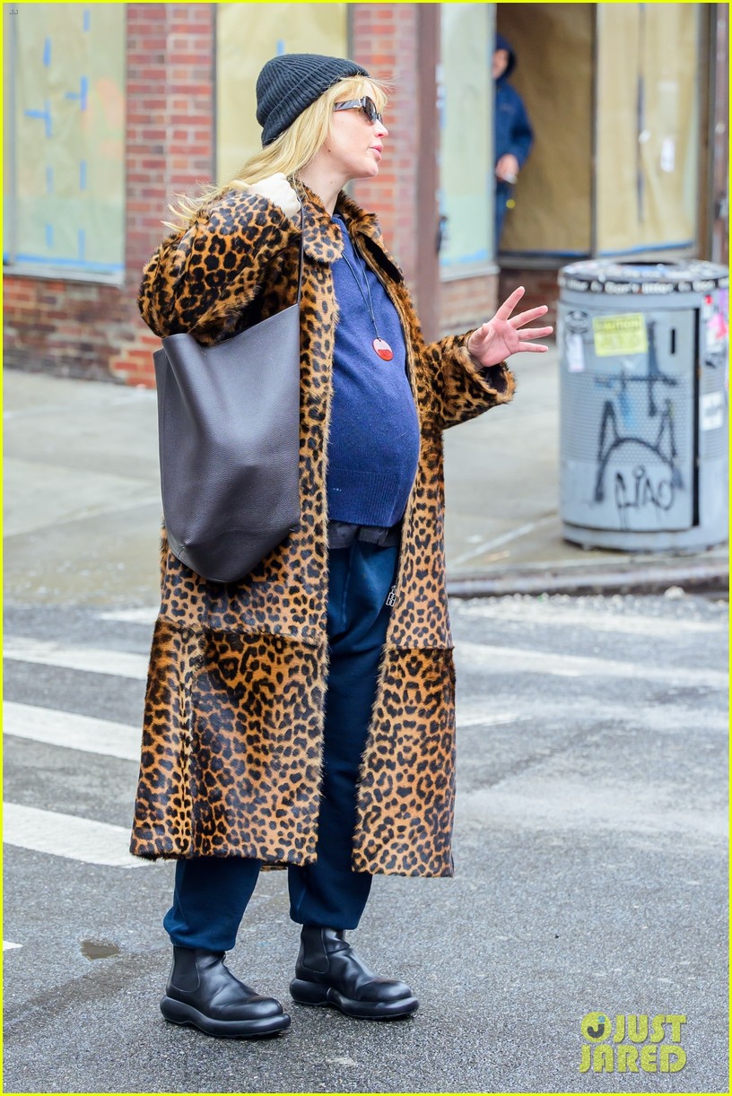 Pregnant Jennifer Lawrence Covers Her Baby Bump in Bold Leopard Print ...