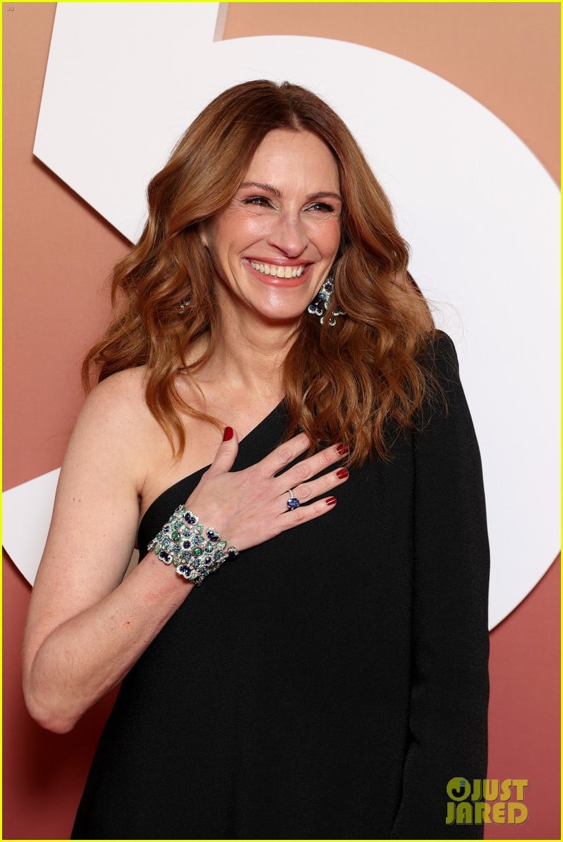 Special Honoree Julia Roberts Lights Up Red Carpet With Her Smile at ...