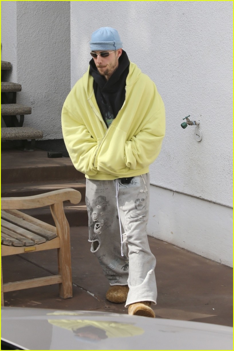 Justin & Hailey Bieber Keep Things Casual After a Yoga Class in Los ...