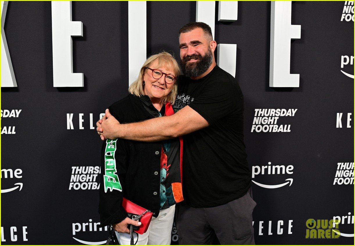 Who Are Travis Kelce's Mom & Dad? Meet Donna & Ed Kelce (Photos & Info ...