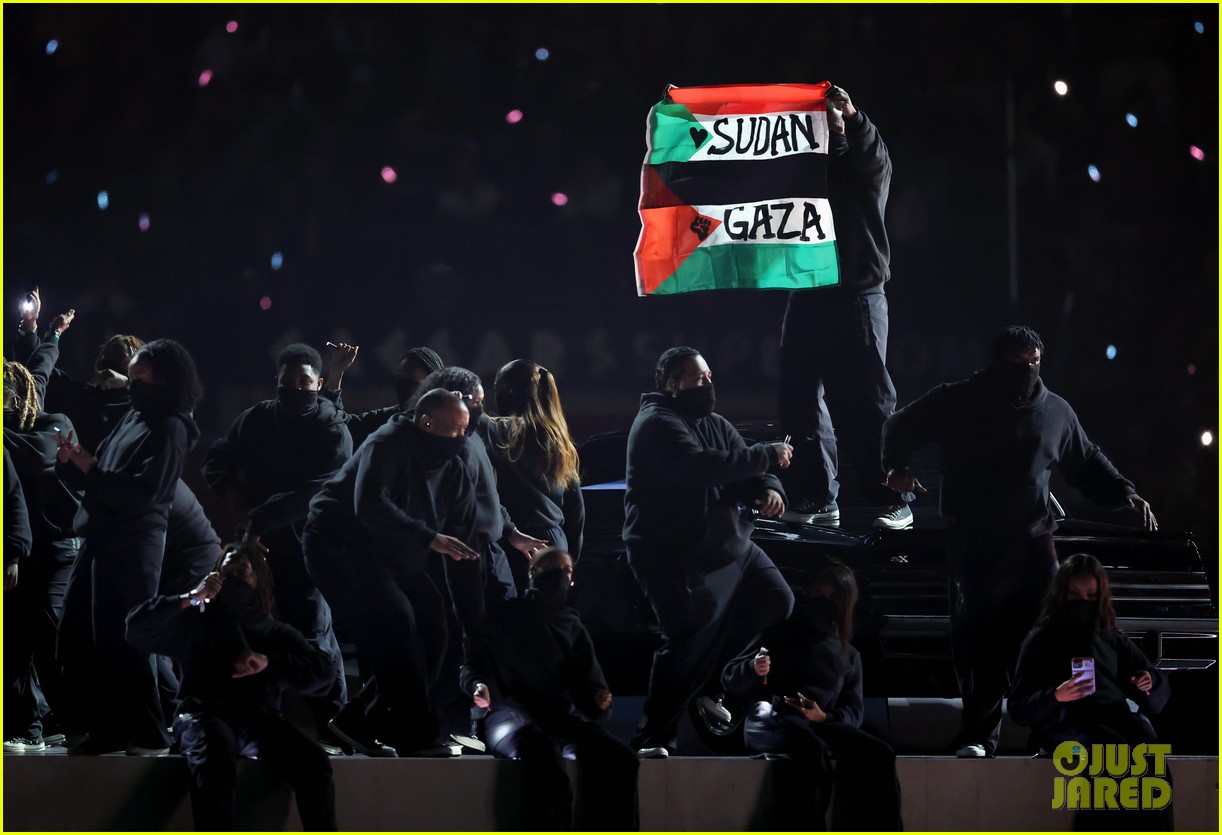 NFL Confirms Super Bowl 2025 Halftime Show Protestor Was a Performer in ...