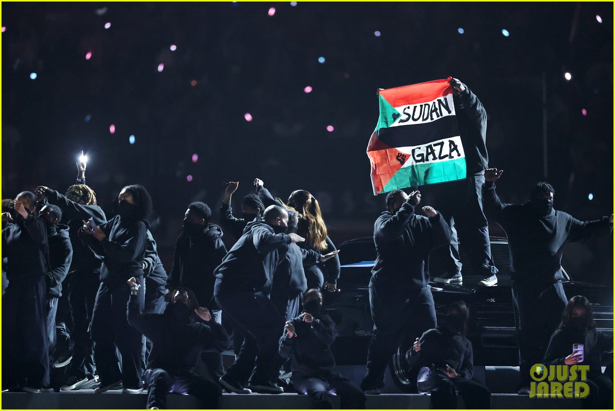 NFL Confirms Super Bowl 2025 Halftime Show Protestor Was a Performer in ...