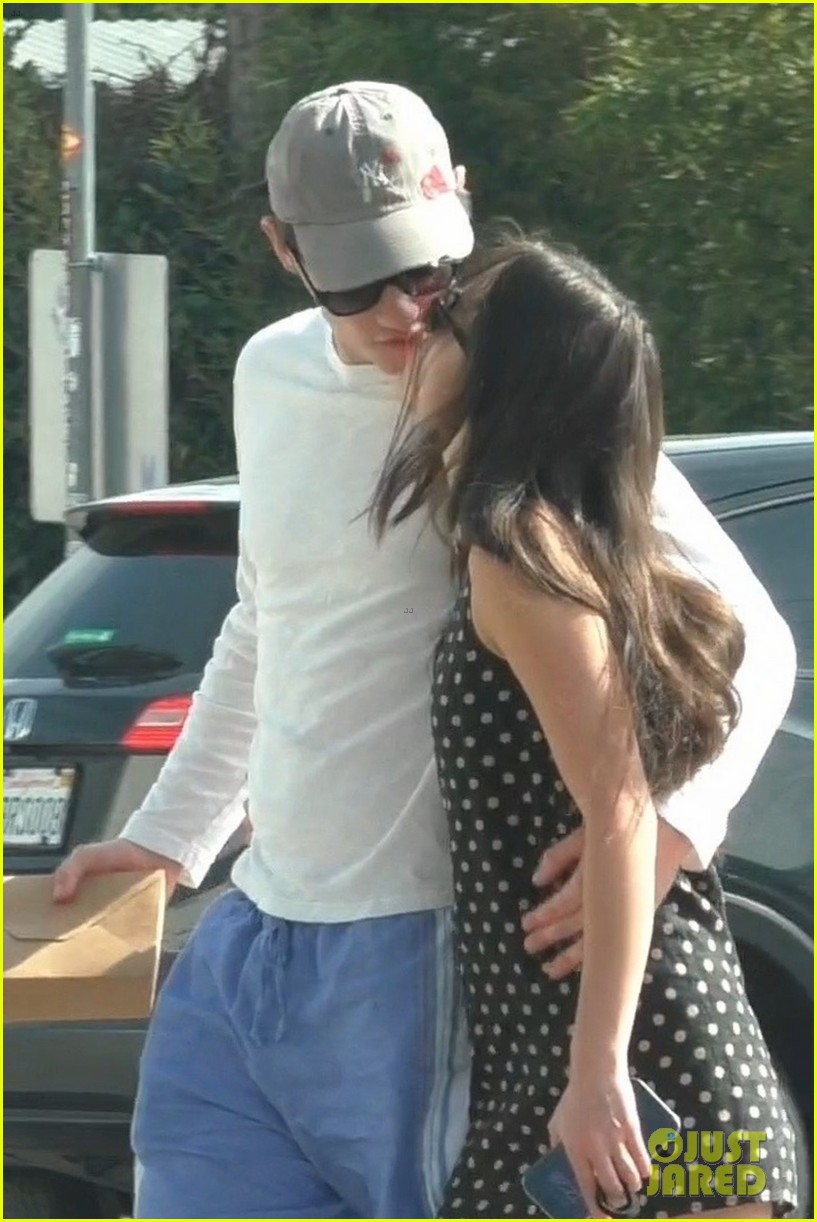 Olivia Rodrigo & Boyfriend Louis Partridge Show Off Cute PDA on Lunch ...