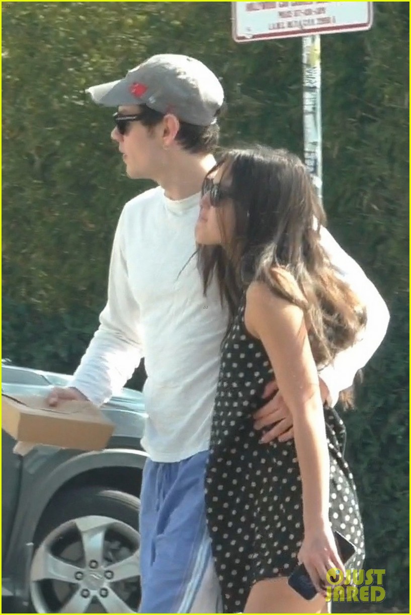 Olivia Rodrigo & Boyfriend Louis Partridge Show Off Cute PDA on Lunch ...