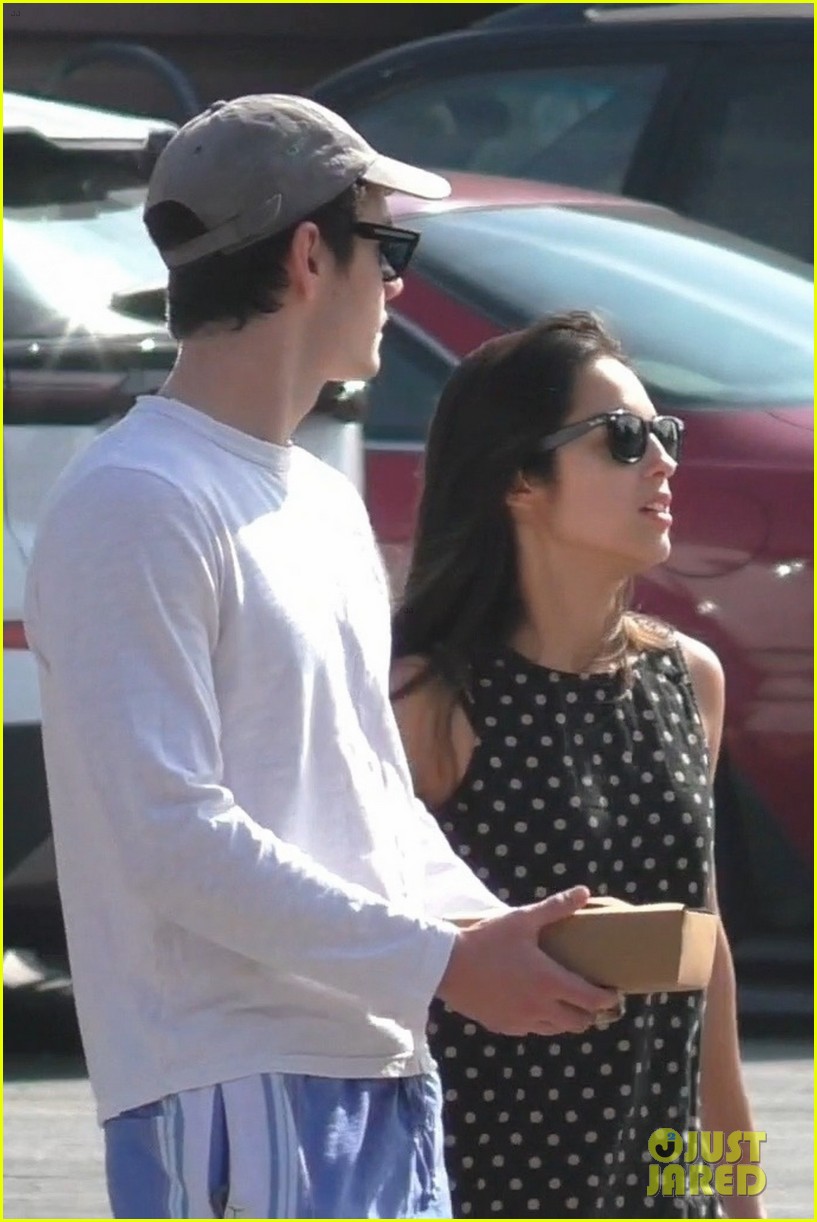 Olivia Rodrigo & Boyfriend Louis Partridge Show Off Cute PDA on Lunch ...