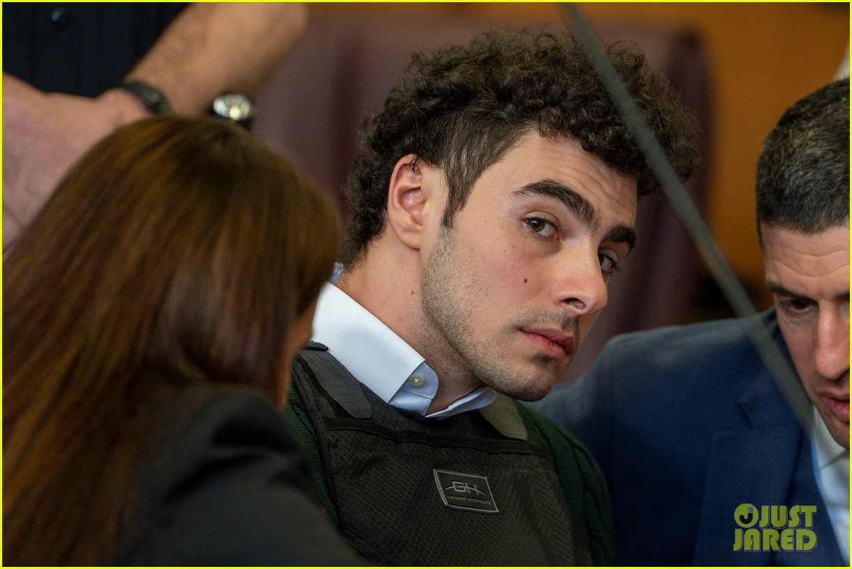 Luigi Mangione Wears Bulletproof Vest for Court Appearance as Lawyer ...