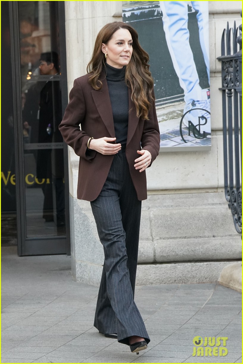 Kate Middleton Joins Schoolchildren on Field Trip to National Portrait ...