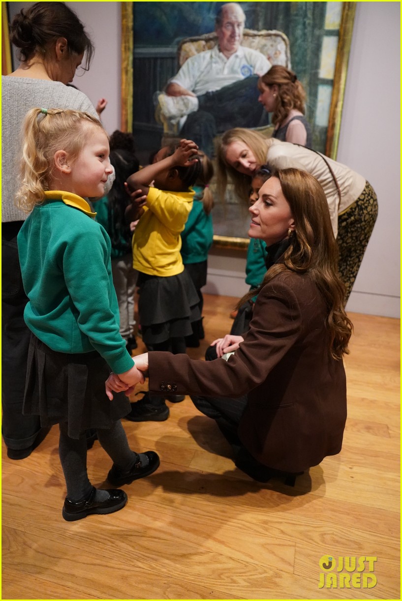Kate Middleton Joins Schoolchildren on Field Trip to National Portrait ...