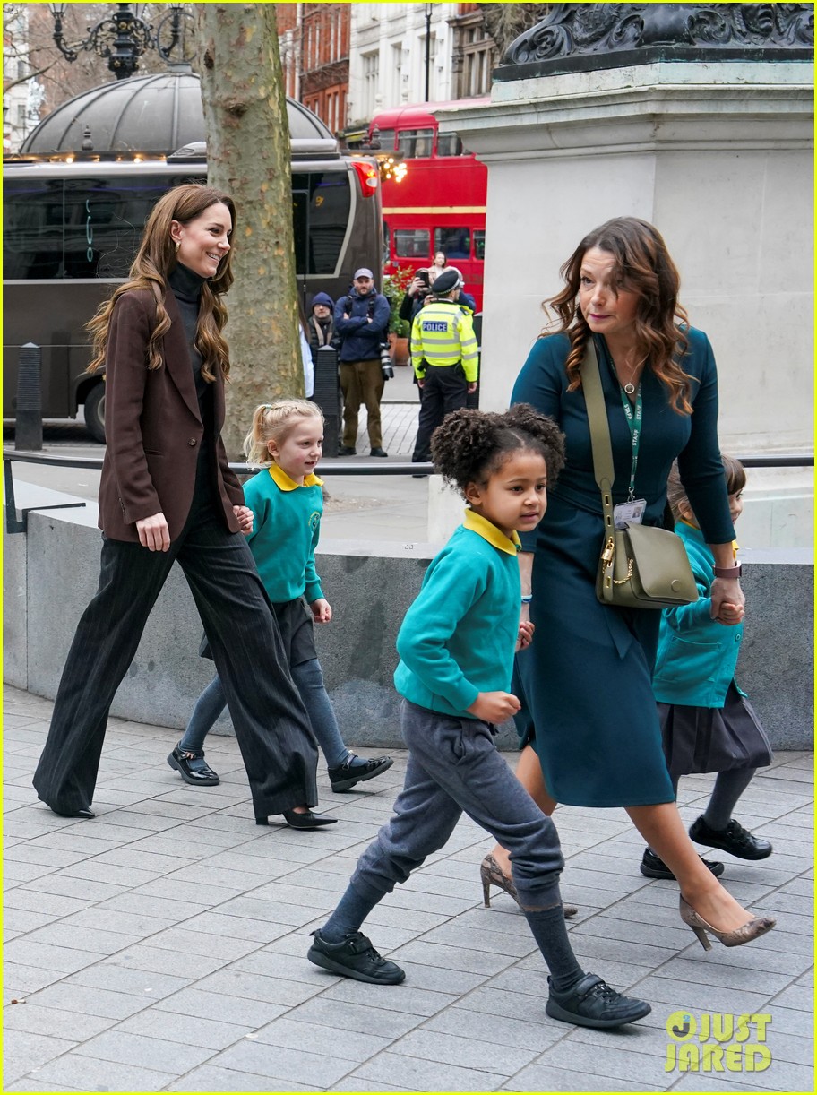 Kate Middleton Joins Schoolchildren on Field Trip to National Portrait ...