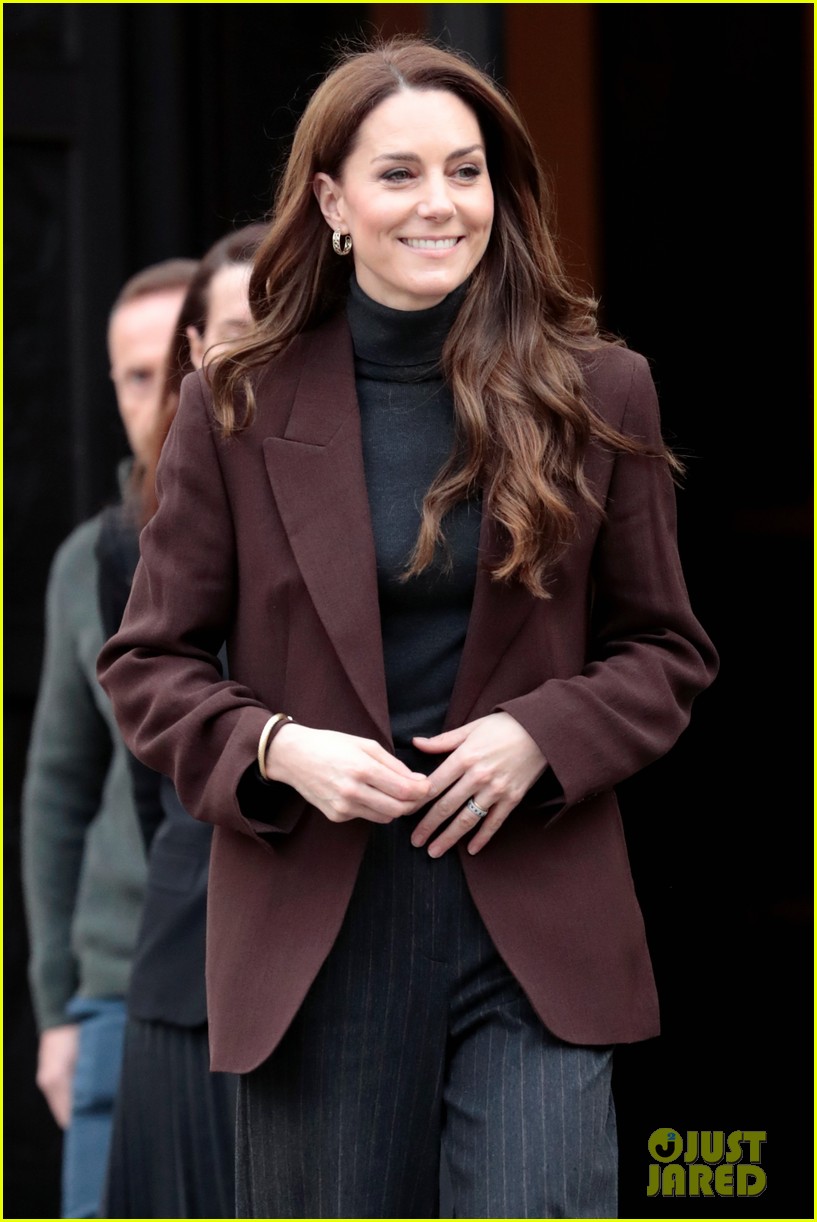 Kate Middleton Joins Schoolchildren on Field Trip to National Portrait ...