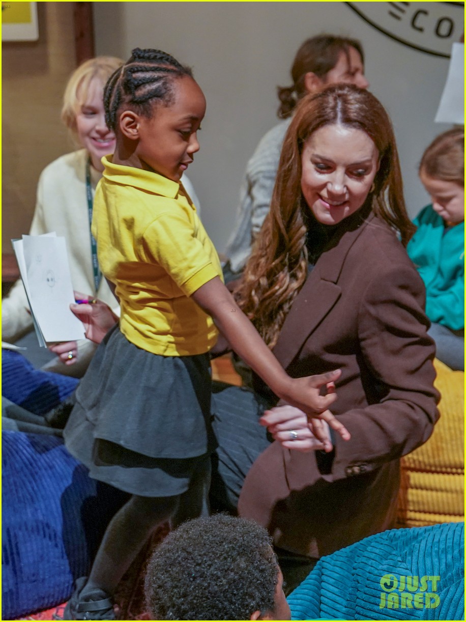 Kate Middleton Joins Schoolchildren on Field Trip to National Portrait ...