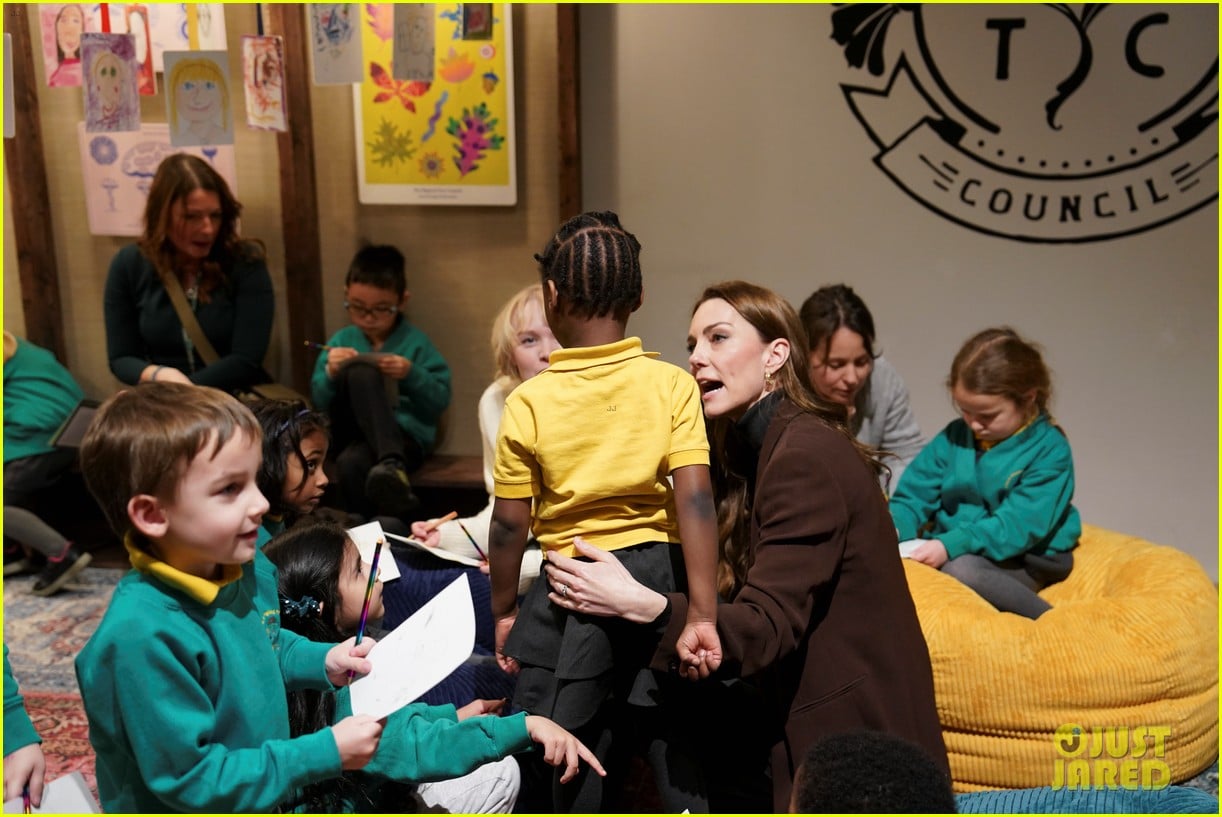 Kate Middleton Joins Schoolchildren on Field Trip to National Portrait ...